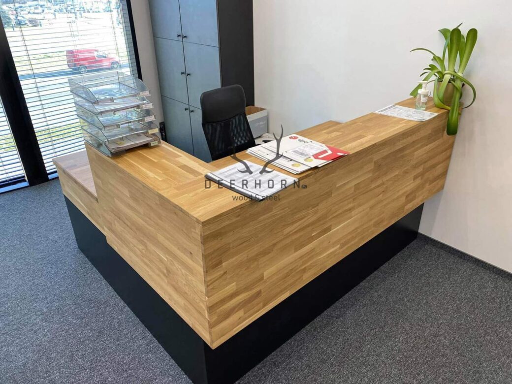 Recepcja loft industrialna z drewna i metalu