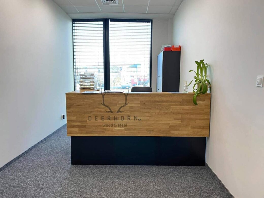 Recepcja loft industrialna z drewna i metalu