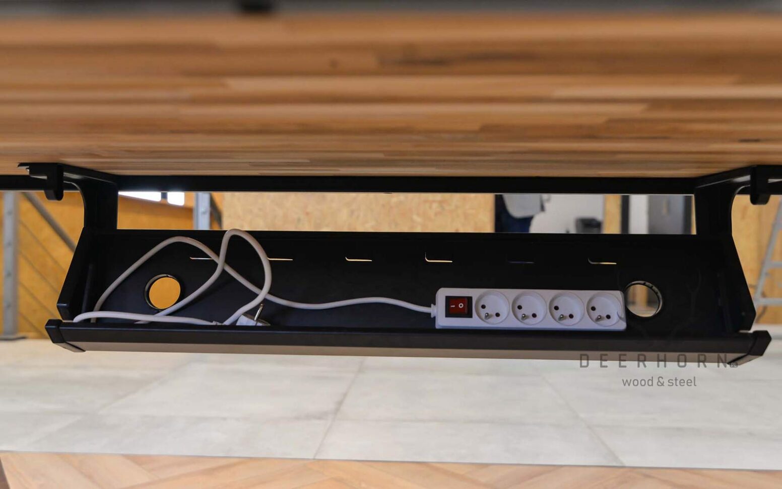 Pozioma listwa podblatowa na kable do biurka loft premium