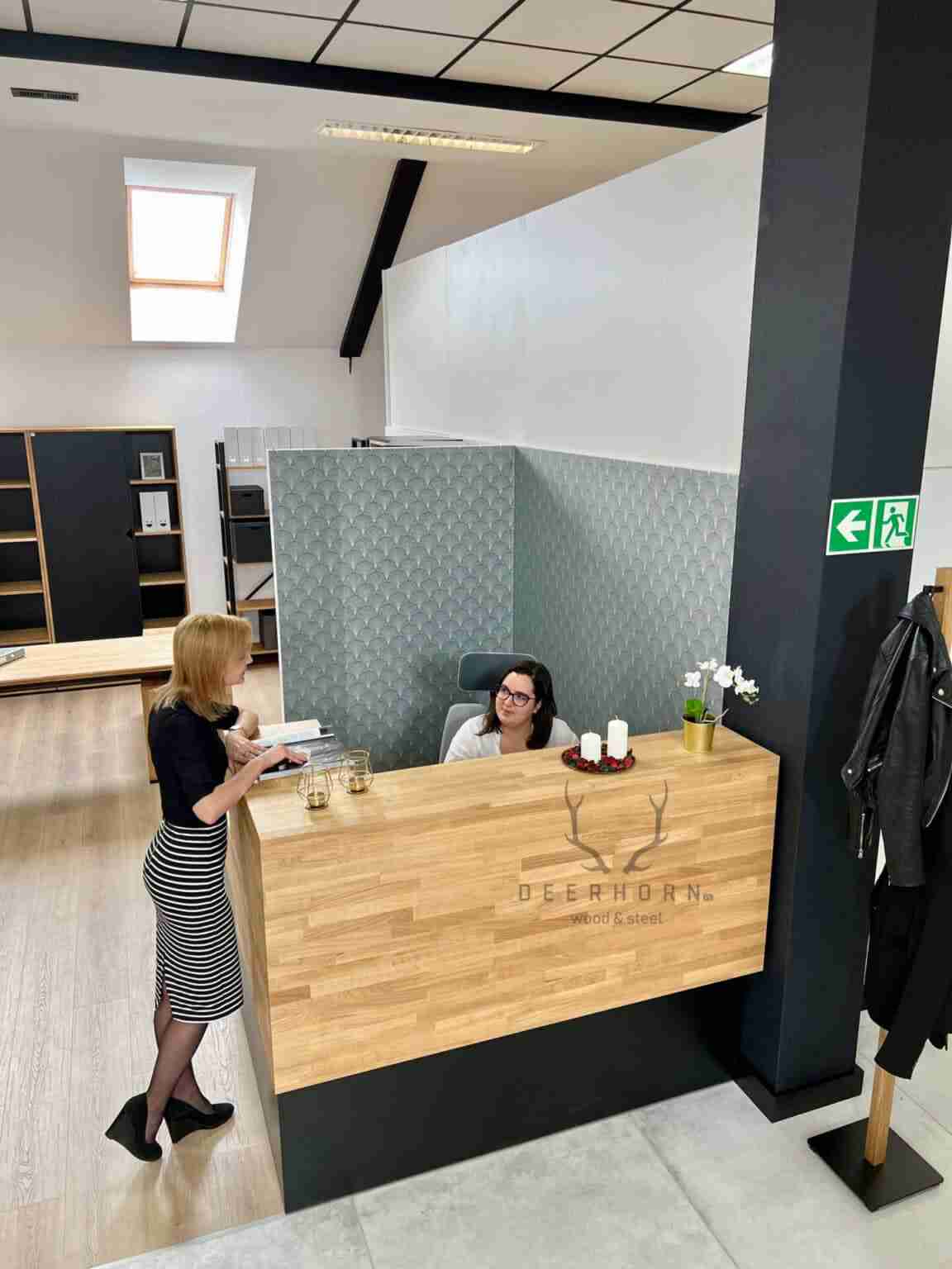 Recepcja narożna premium. Lada recepcyjna nowoczesna loft