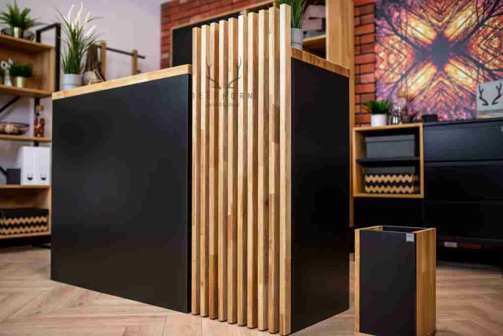 Mała lada recepcyjna z lamelami. Nowoczesna recepcja loft 🖤