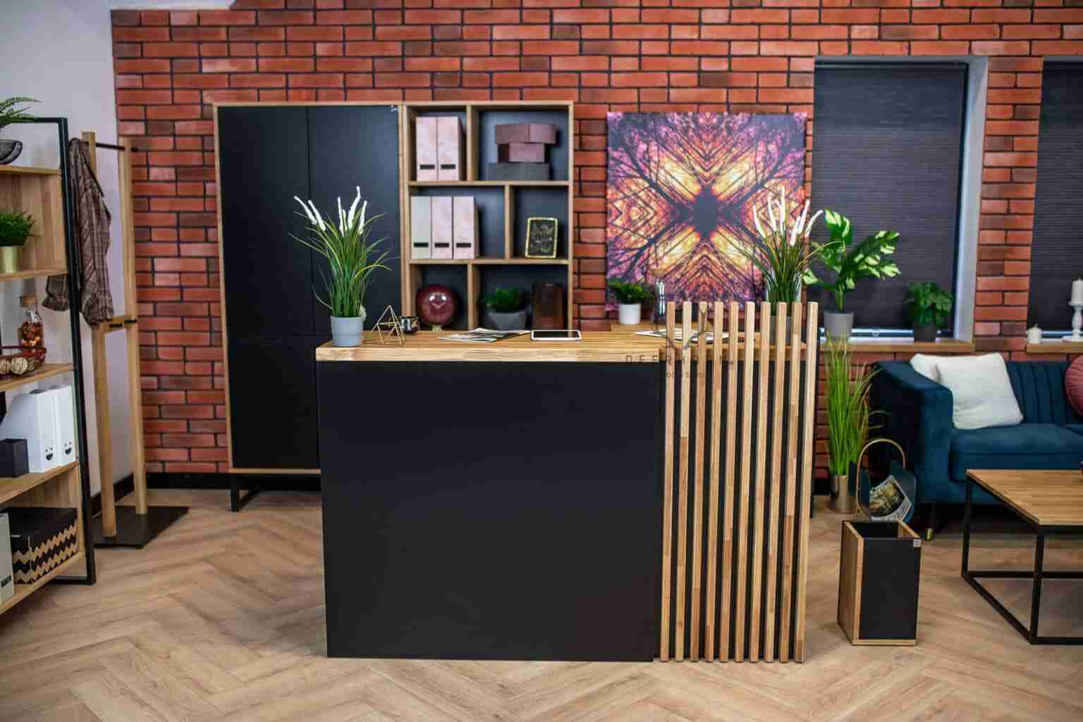 Mała lada recepcyjna z lamelami. Nowoczesna recepcja loft 🖤