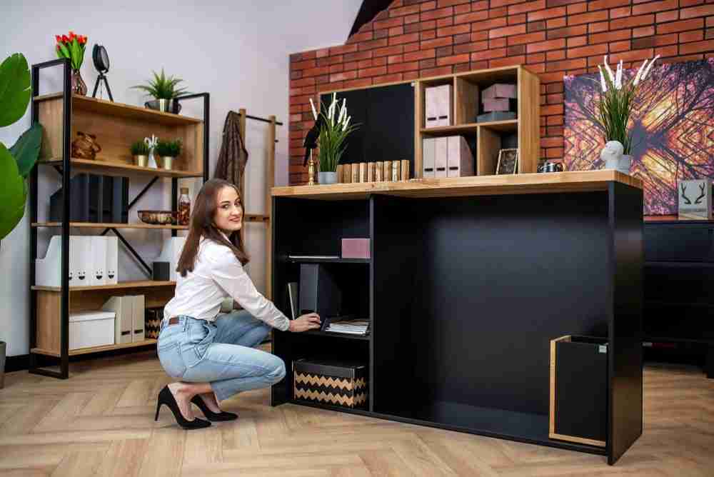 Mała lada recepcyjna z lamelami. Nowoczesna recepcja loft 🖤