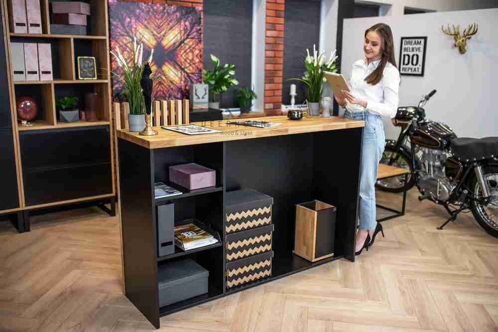 Mała lada recepcyjna z lamelami. Nowoczesna recepcja loft 🖤
