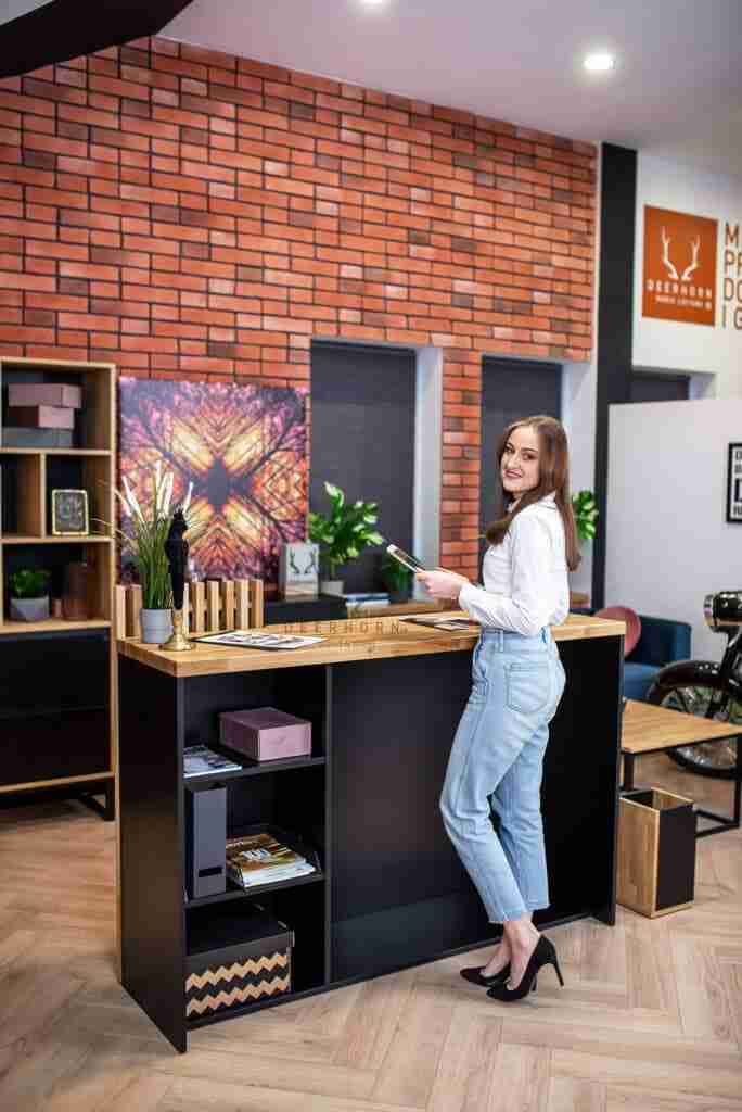 Mała lada recepcyjna z lamelami. Nowoczesna recepcja loft 🖤