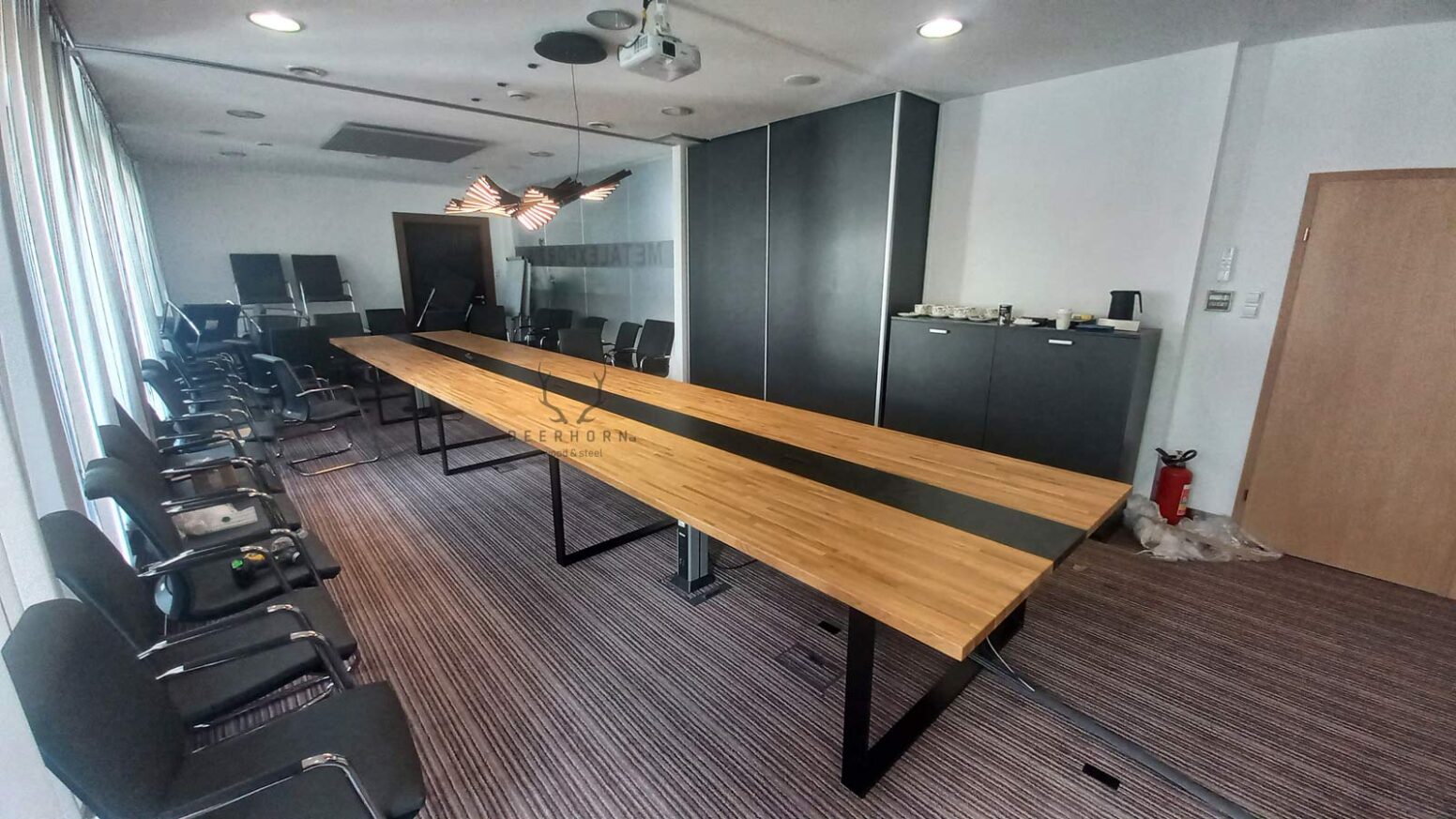 Stół konferencyjny na 30 osób-centrum spotkań biznesowych
