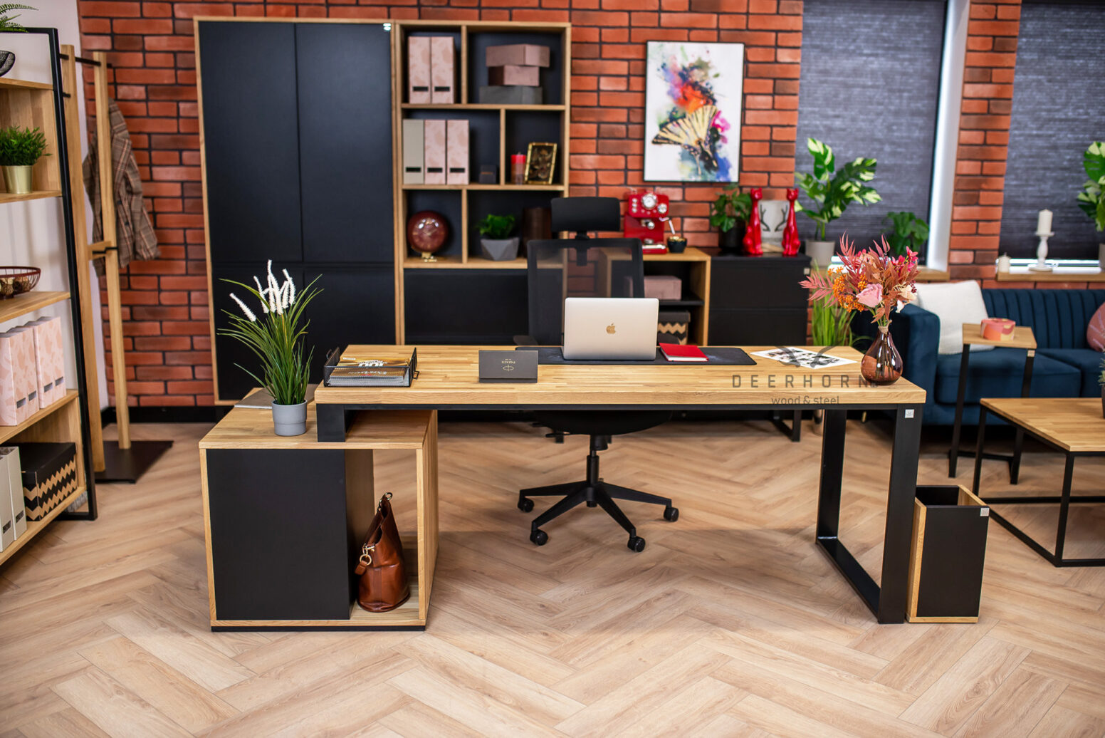 Biurko w stylu loft z kontenerkiem na potrzebne dokumenty