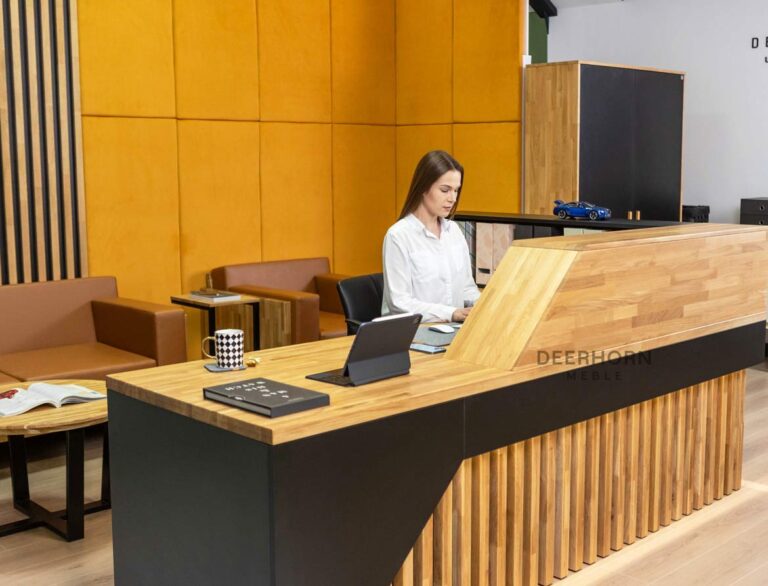 Recepcja drewniana czarna w nowoczesnym i eleganckim stylu