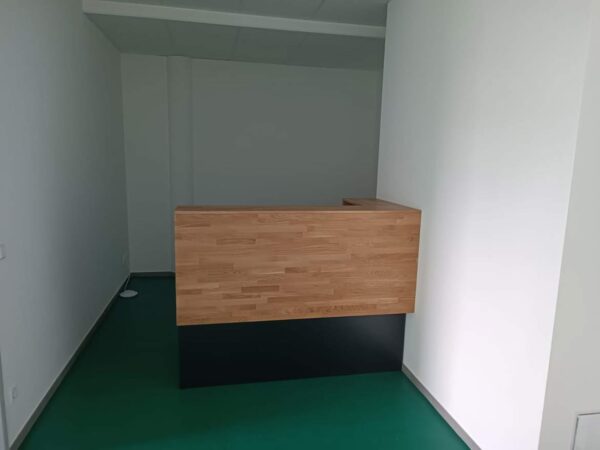 Mała lada recepcyjna z lamelami. Nowoczesna recepcja loft